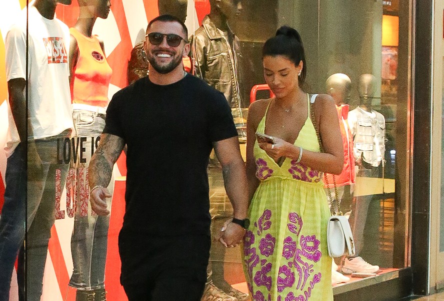 Ex-BBBs Arthur Picoli e Ivy Moraes vão a shopping e a jogo no Maracanã ...