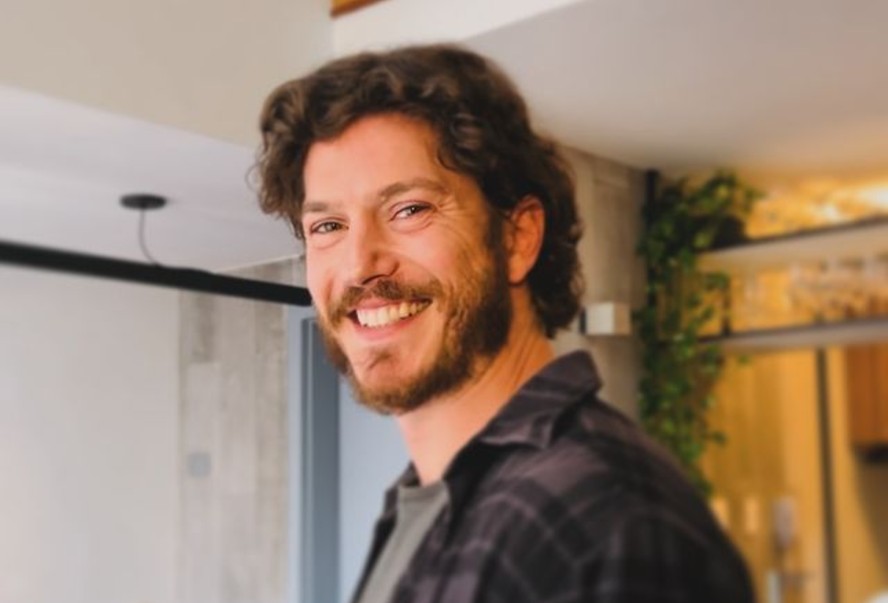 Caio Paduan fala de novo namoro e carreira no teatro