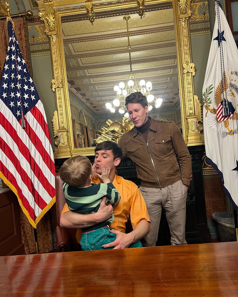 Nadador Tom Daley anuncia o nascimento do segundo filho com o marido