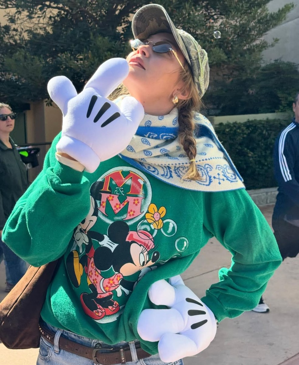 Gigi Hadid abre álbum de fotos na Disney ao lado de filha com Zayn ...