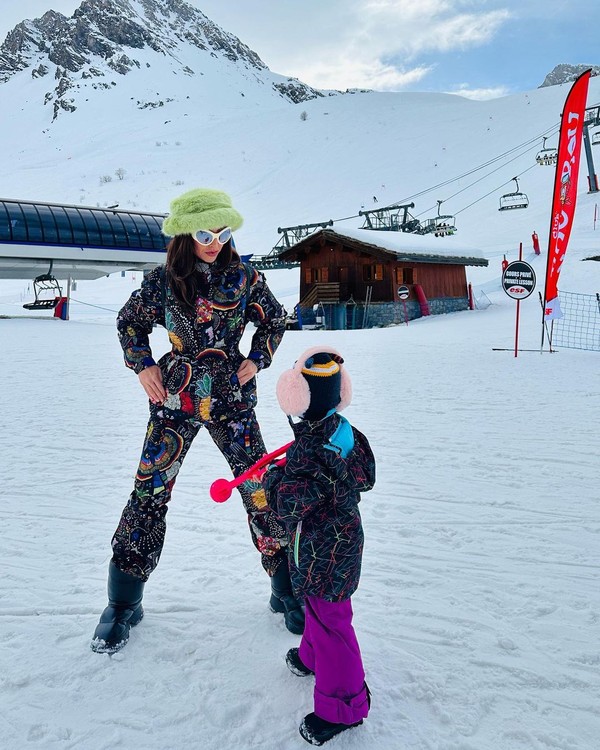 Sabrina Sato curte férias na neve com Zoe; vídeo