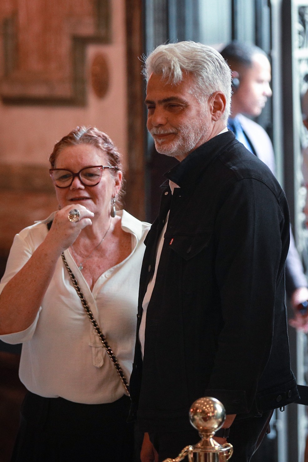 Viúvo de Ney Latorraca se despede do ator em velório; veja despedida