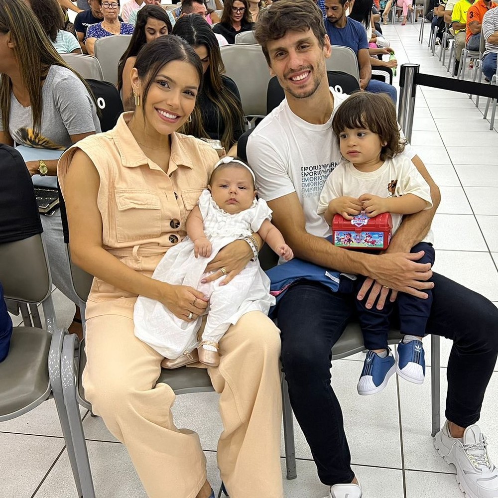 Rodrigo Caio, do Flamengo, passeia com a mulher e os filhos pequenos