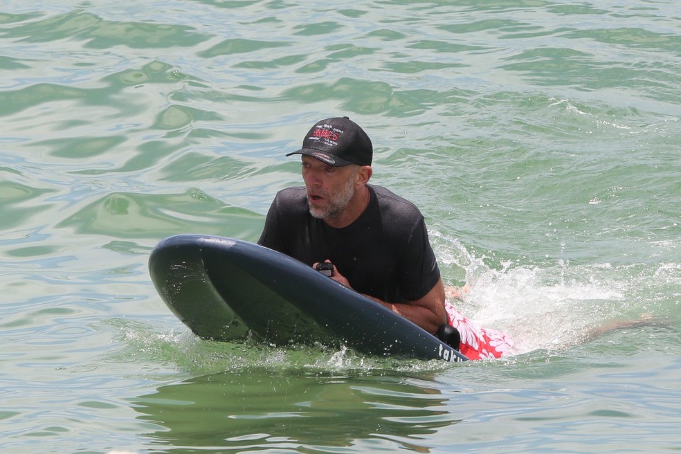 Vincent Cassel e Tina Kunakey aproveitam dia ensolarado em praia no Rio