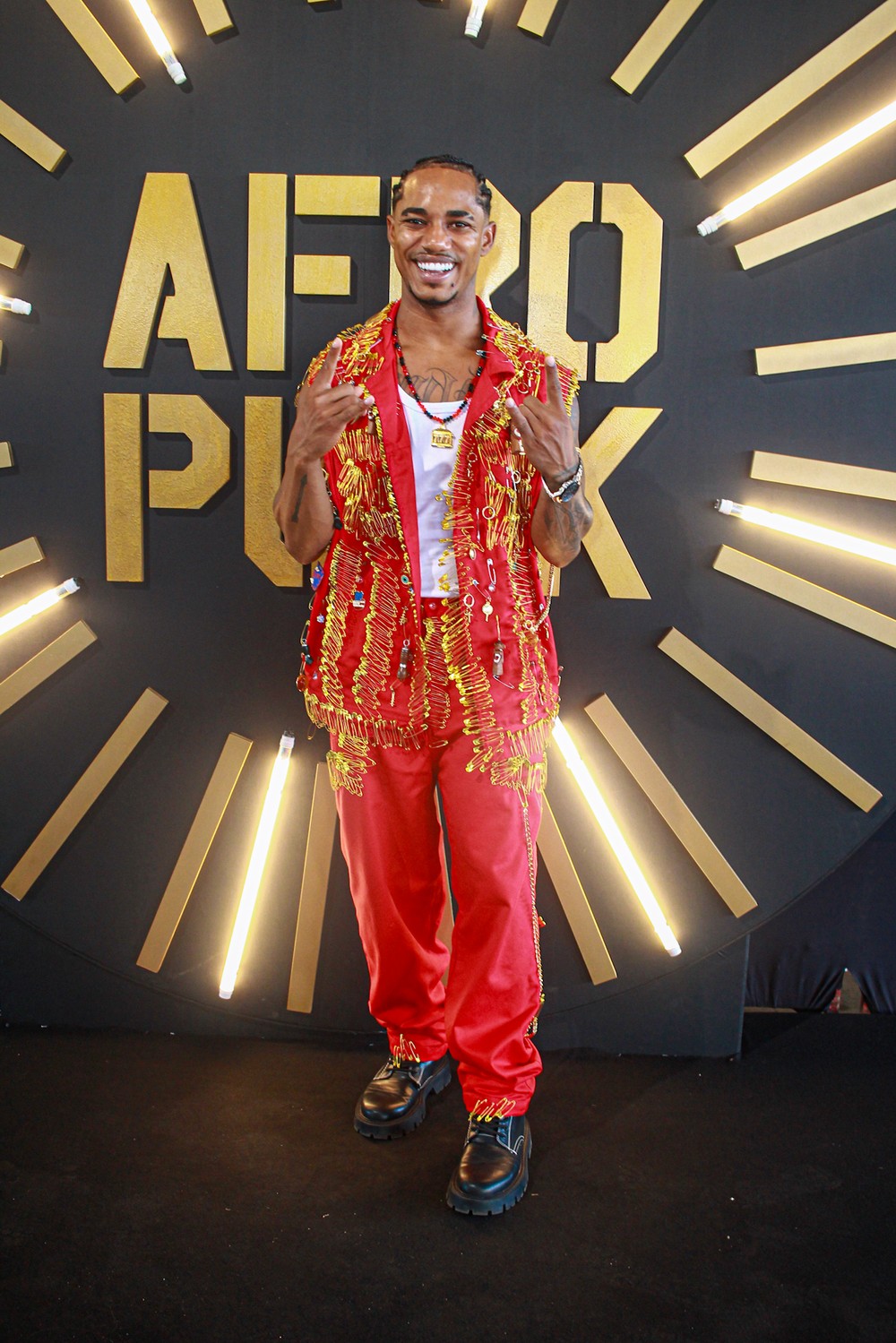 De regata e fenda, filha de Xanddy e Carla Perez faz aparição rara em ...