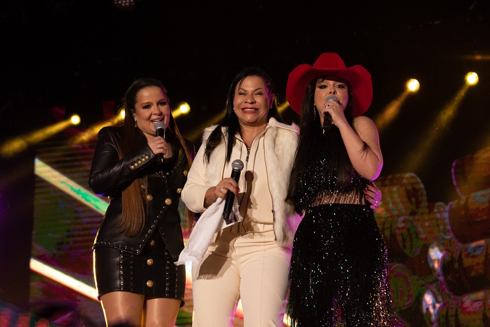 Mãe de Marília Mendonça se emociona ao dividir palco com Maiara & Maraisa