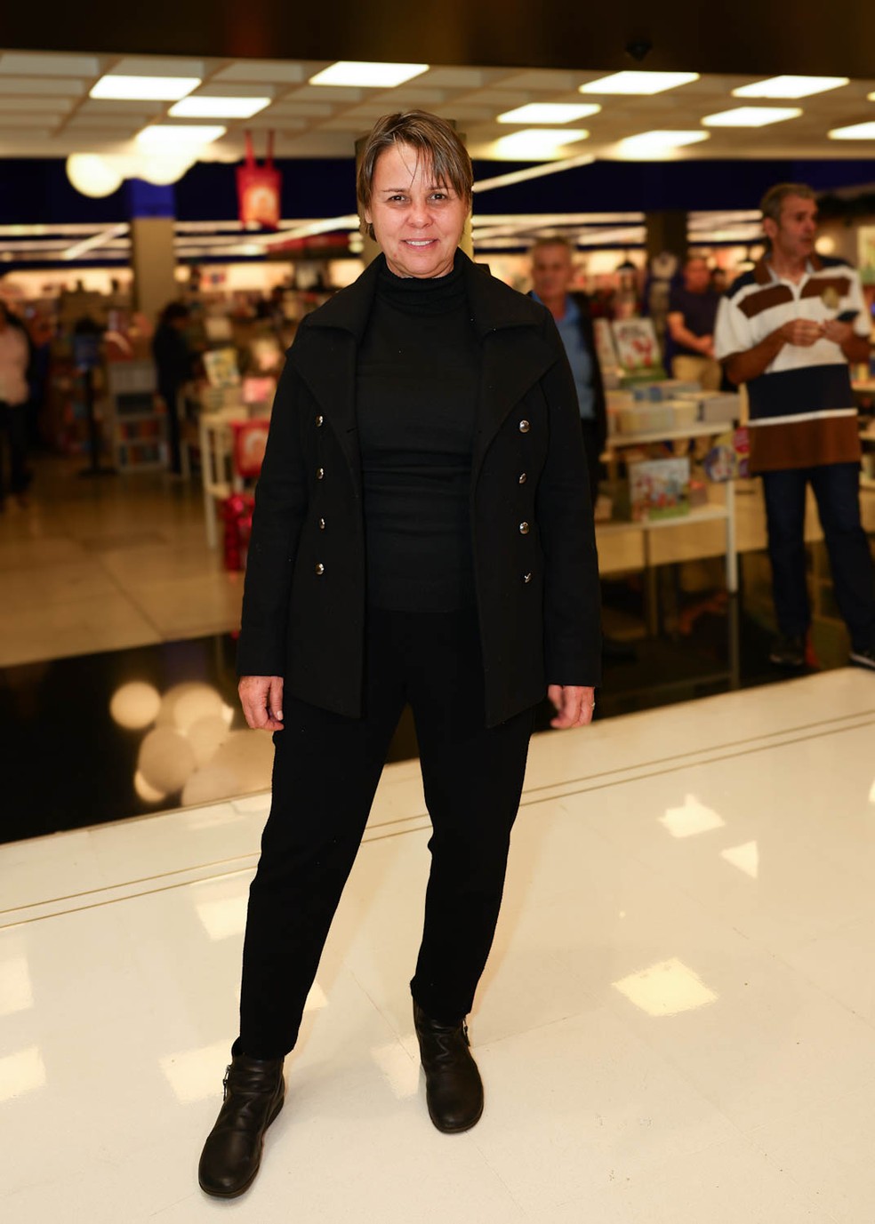 Giulia Gam e mais famosos prestigiam lançamento de livro do autor ...