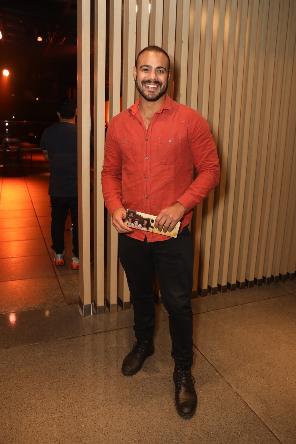 Rodrigo Simas reúne mãe, Tony Ramos, Denise Fraga e mais famosos em ...