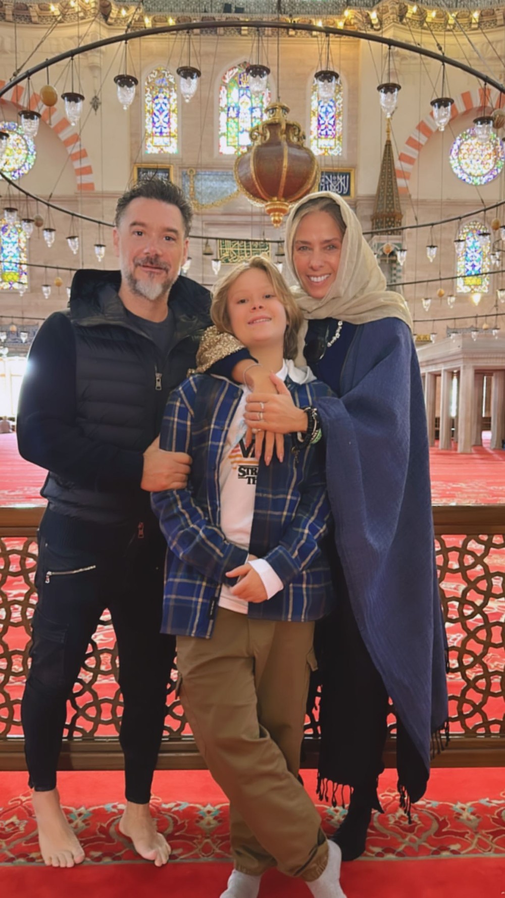 Adriane Galisteu registra viagem à Turquia com o filho e o marido