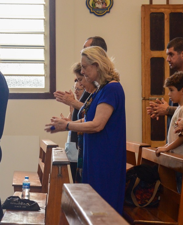 Elizabeth Savala se emociona em missa de sétimo dia da mãe, Isabel Savala