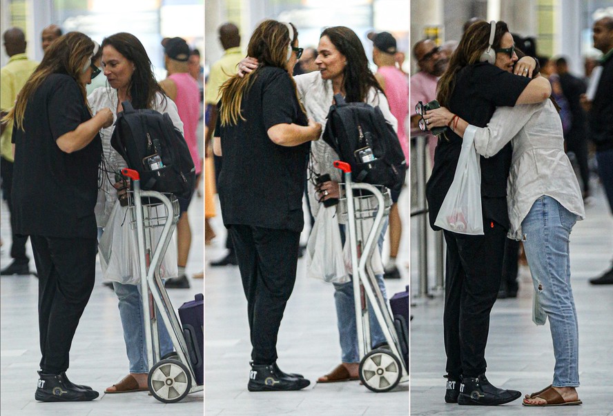 Ana Carolina troca carinhos com nova namorada em aeroporto do Rio; fotos