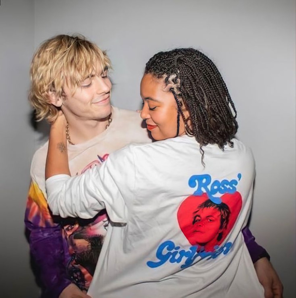 Saiba quem é Ross Lynch, atração do Lollapalooza que deu beijão em fã