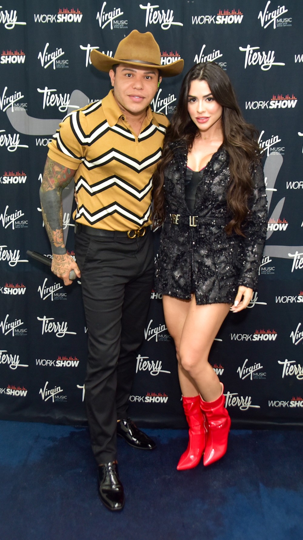 Tierry faz show e a namorada, Mikaely Amorim, assiste do palco; vídeos