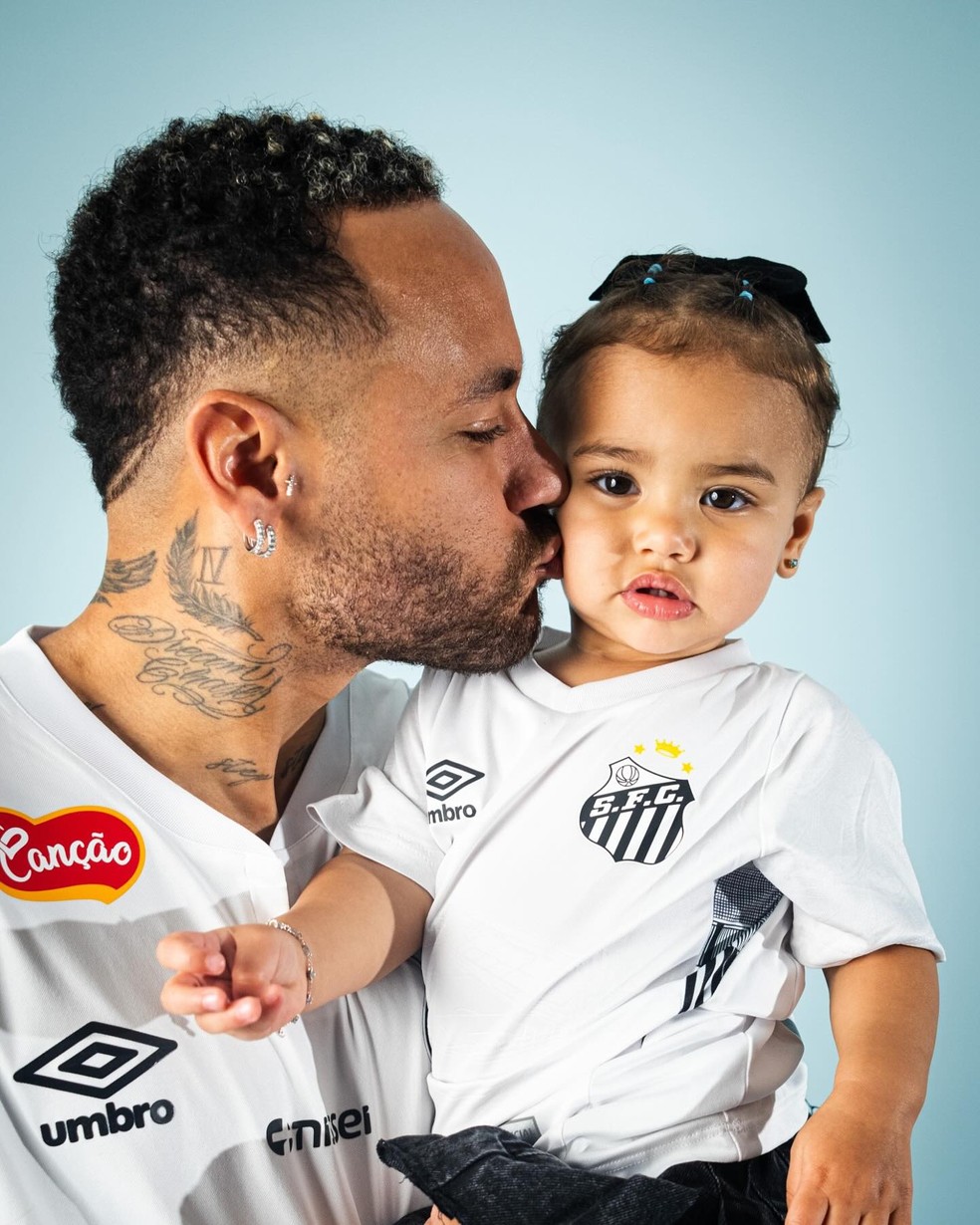 Vídeo: Neymar exibe momento 'grude' com a filha, Mavie