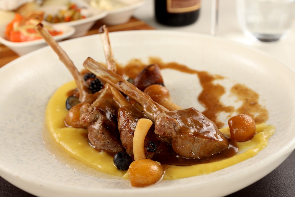 Cordeiro na mesa: veja dicas de preparo, receita e onde comer