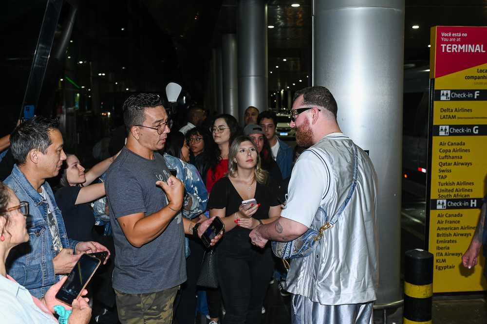 Após show no Lollapalooza, Sam Smith posa com fãs em aeroporto ao ...