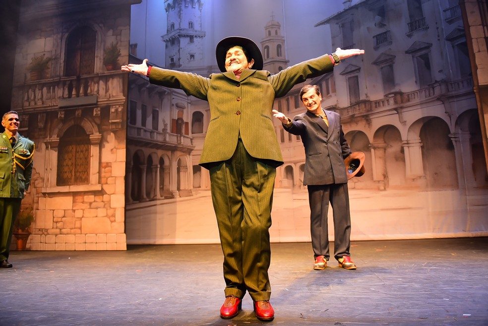 Fafy Siqueira recebe carinho da mulher, Fernanda Lorenzoni, em estreia de 'Kiss me, Kate'