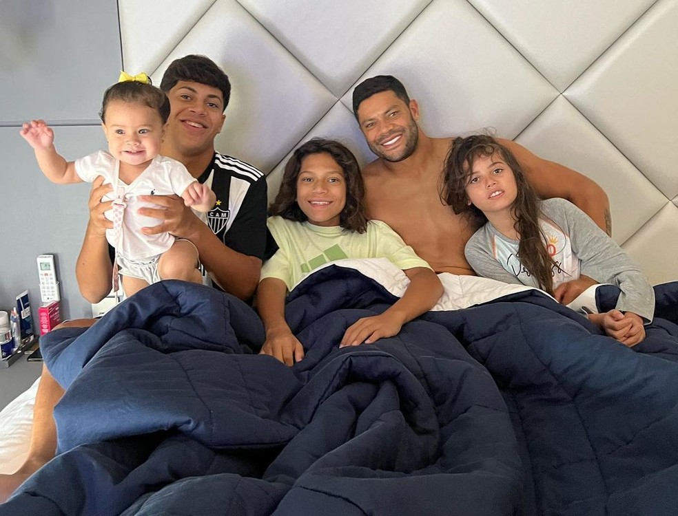 Hulk abre álbum romântico com Camila Ângelo: 'Minha eterna namorada'