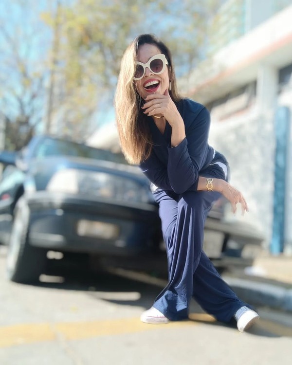Suzy Rêgo posa com seu carro de 1995: 'Potência'