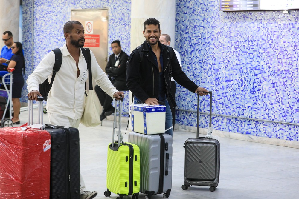 Amaury Lorenzo e Samuel de Assis desembarcam juntos no Rio; fotos