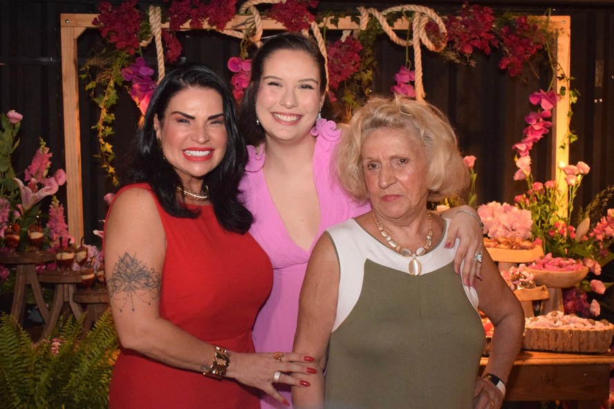 Solange Gomes comemora aniversário de 23 anos da filha, Stephanie ...