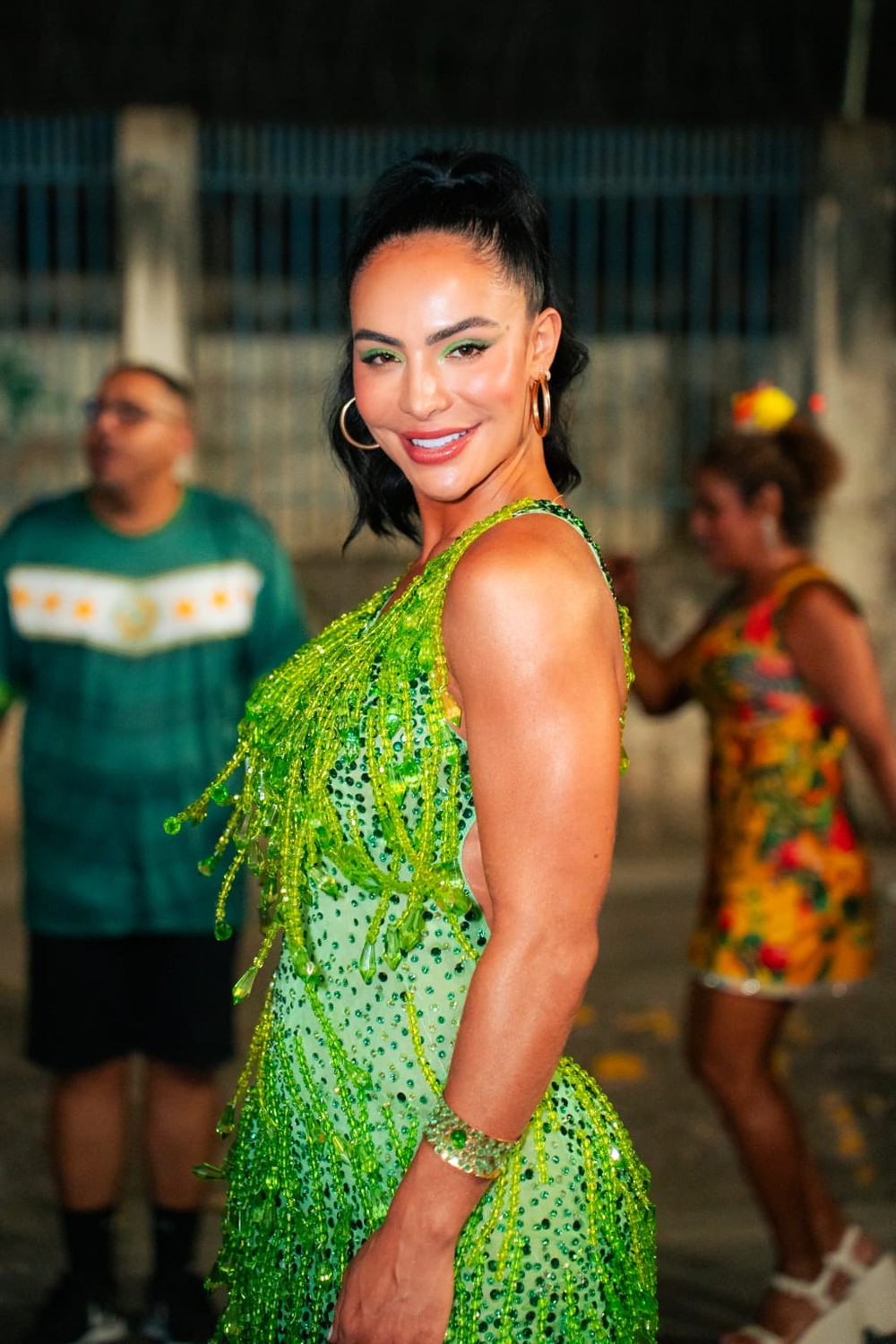 Aline Mineiro usa look de R$ 8,5 mil para ensaio de rua da Mocidade