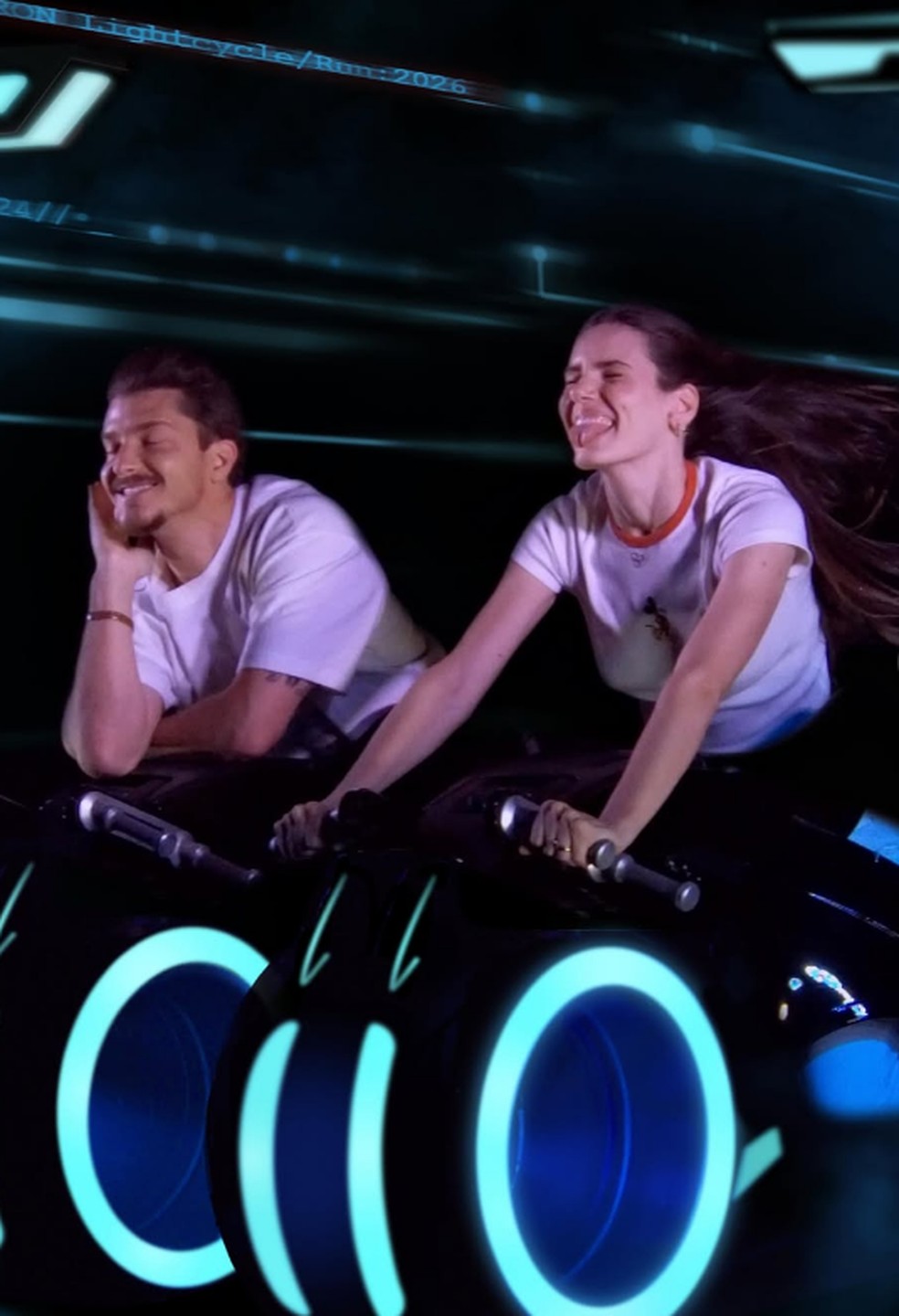 Camila Queiroz e Klebber Toledo mostram primeira vez da filha na Disney ...
