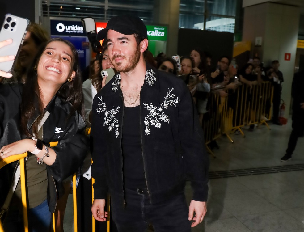 Nick, Joe e Kevin Jonas, da banda Jonas Brothers, desembarcam em São Paulo