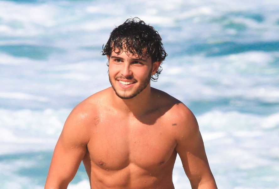 Igor Jansen, de 'No Rancho Fundo', se refresca no mar e dá ajeitadinha ...