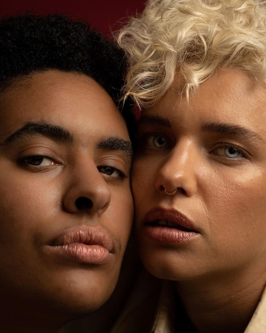 Bruna Linzmeyer posa com a namorada em ensaio romântico