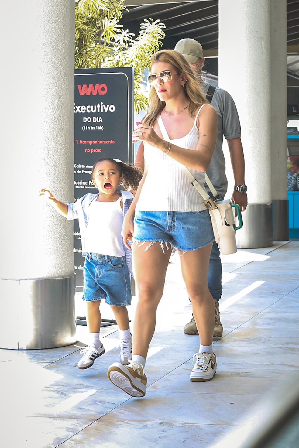 Lore Improta deixa hotel no Rio com a filha, Liz, após levar menina ...