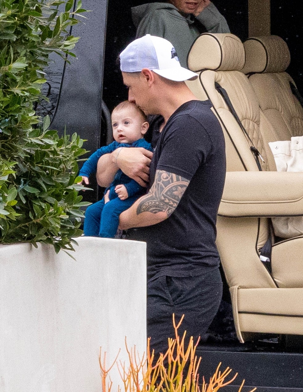 Adriana Lima e o namorado fazem primeira viagem com o filho