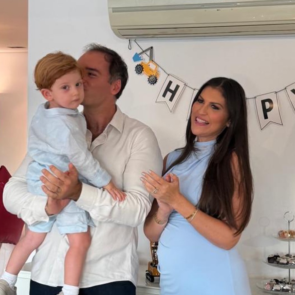 Thor Batista curte passeio em família com o filho, Thor II, e a esposa ...