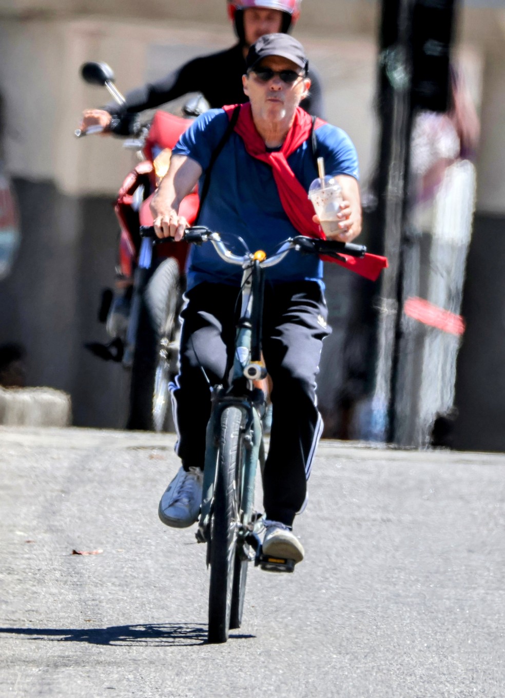 Tratando câncer, Tony Bellotto faz passeio de bike e toma milk shake no Rio