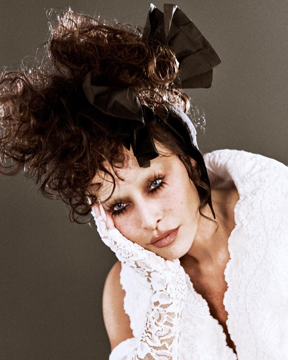 Sabrina Sato posa em clima de Halloween com produção caprichada