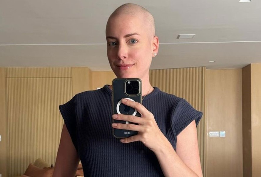 Fabiana Justus sai de casa pela primeira vez após receber alta do hospital
