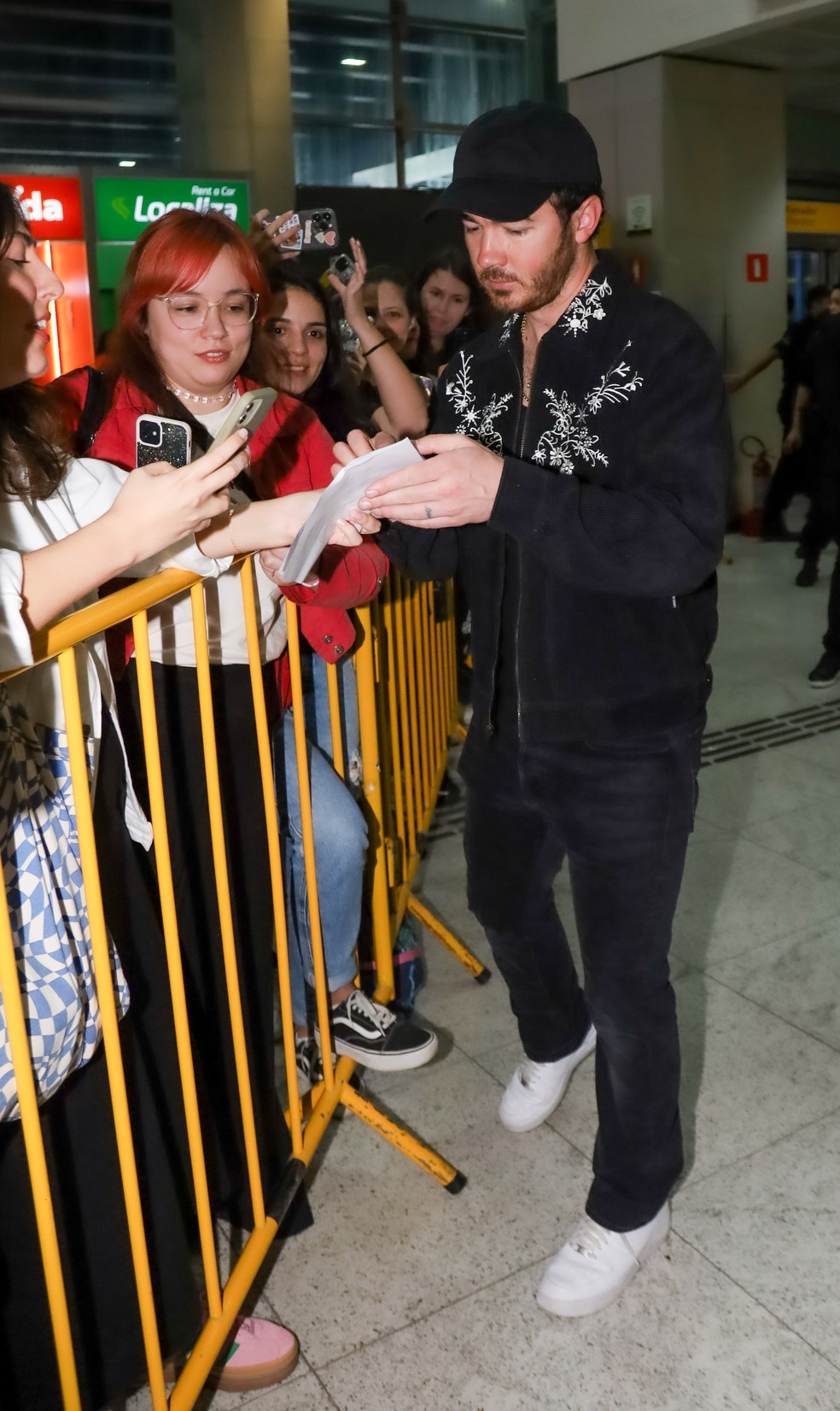 Nick, Joe e Kevin Jonas, da banda Jonas Brothers, desembarcam em São Paulo