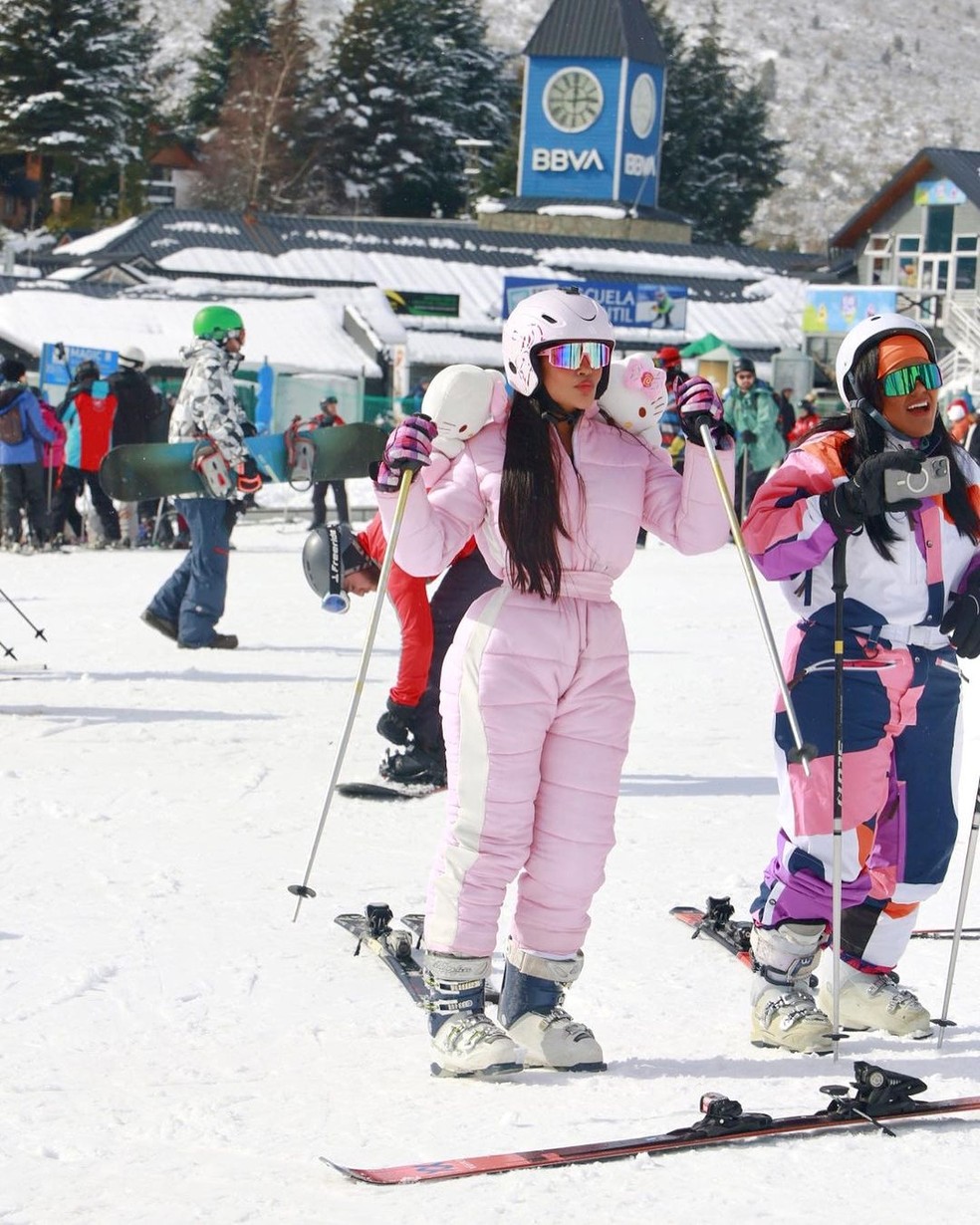 Ex-BBB Flay conhece a neve e aprende a esquiar; fotos e vídeo