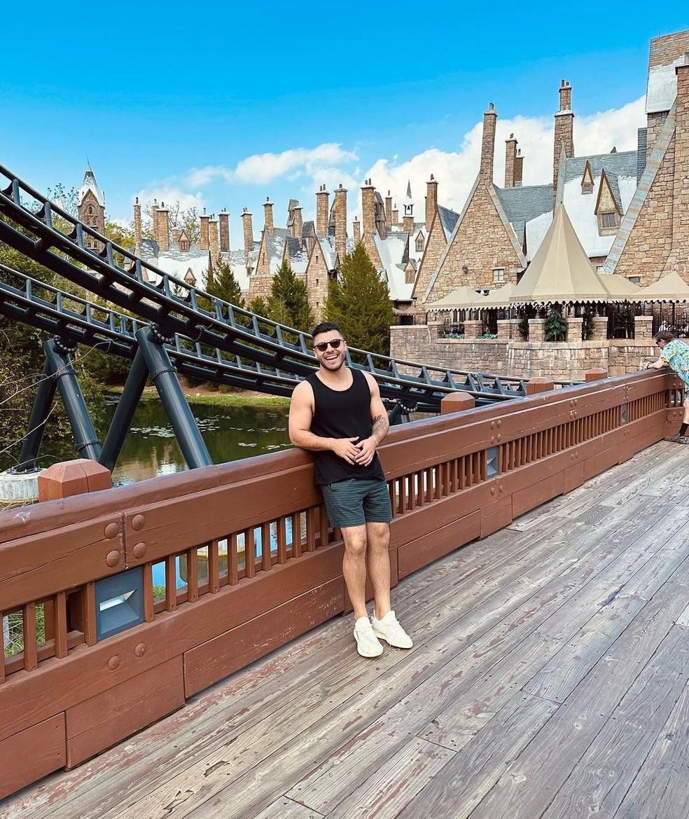 Murilo Huff viaja com a namorada para Orlando, e fãs elogiam: 'Você merece'