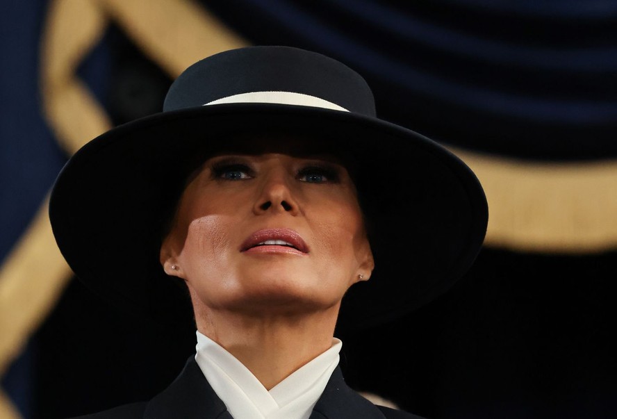 Melania Trump quase fica sem chapéu na posse presidencial de Donald Trump