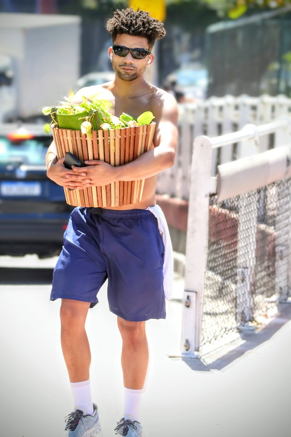 Lucas Leto é fotografado sem camisa em avenida carioca