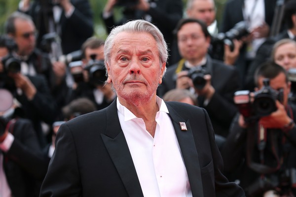 Funeral de Alain Delon reúne multidão na porta de sua mansão, na França