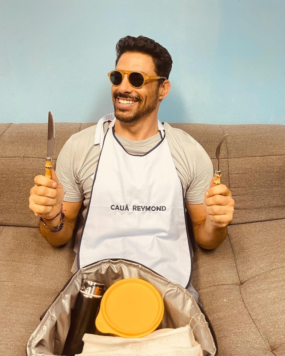 Cauã Reymond mostra marmita e ostenta babador especial para não sujar ...