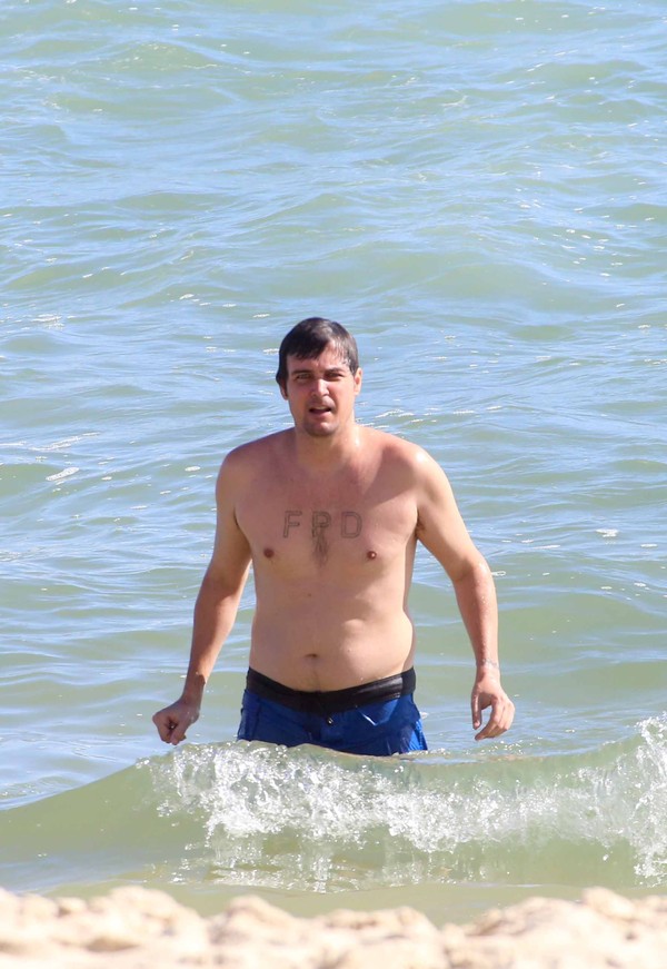 Galã dos anos 2000, Felipe Dylon curte praia no Rio; fotos