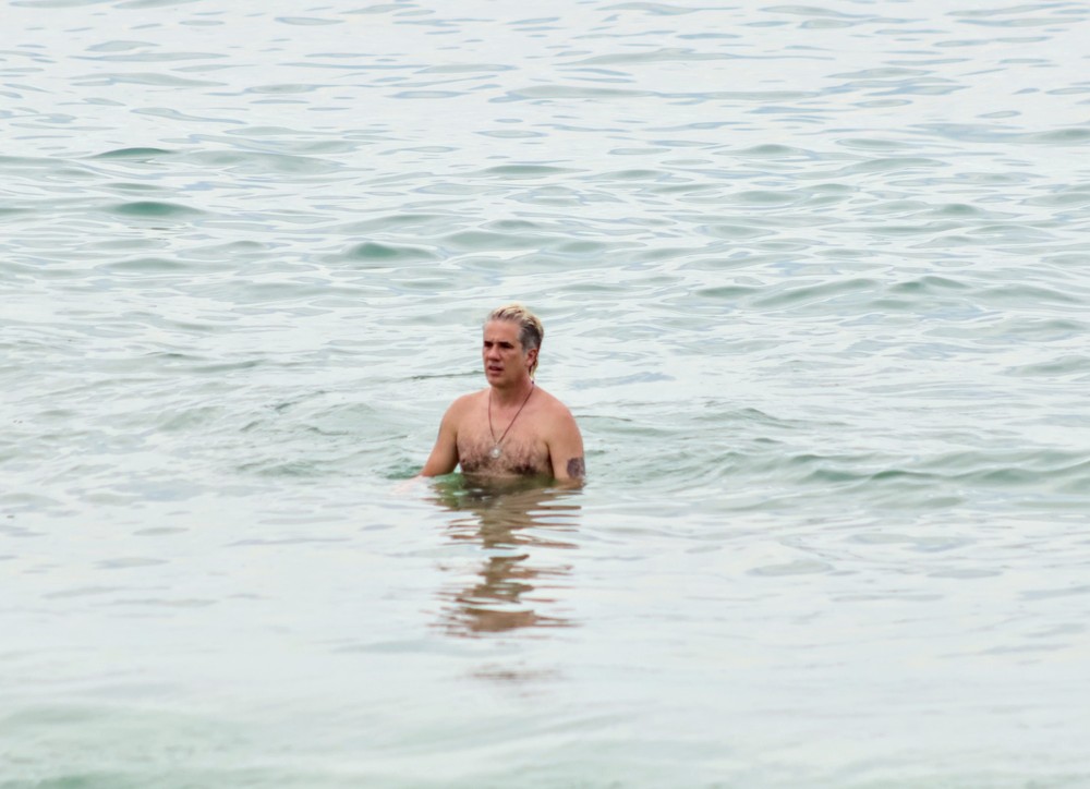 De sunga, Rogério Flausino, do Jota Quest, curte praia no Rio de Janeiro