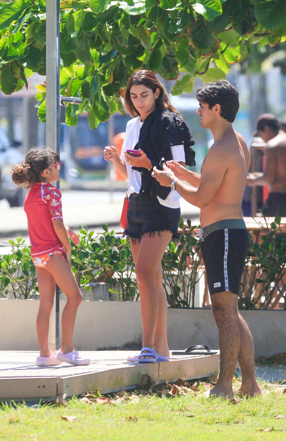 Felipe Simas aproveita praia com a família em dia de forte calor no Rio