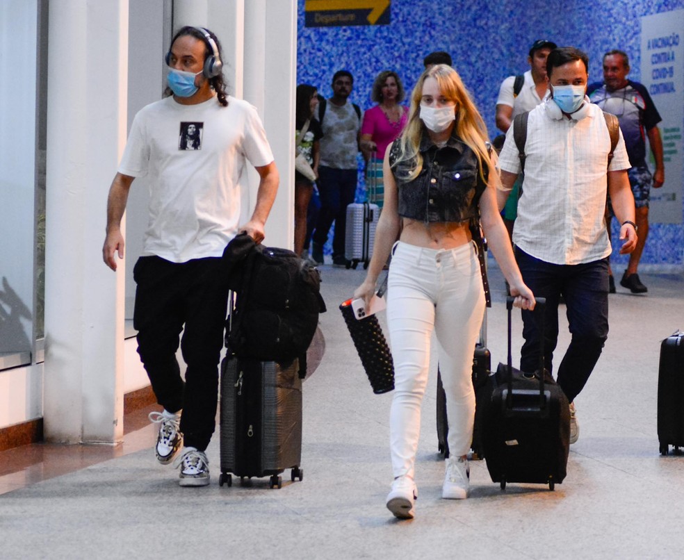 Gabriel o Pensador desembarca em aeroporto do Rio com namorada de 22 ...
