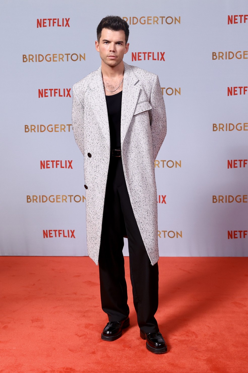 Nicola Coughlan e Luke Newton, de 'Bridgerton', recebem fãs para baile ...