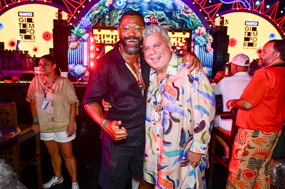 Milton Cunha beija muito o namorado no navio da turnê 'Tempo Rei', de ...