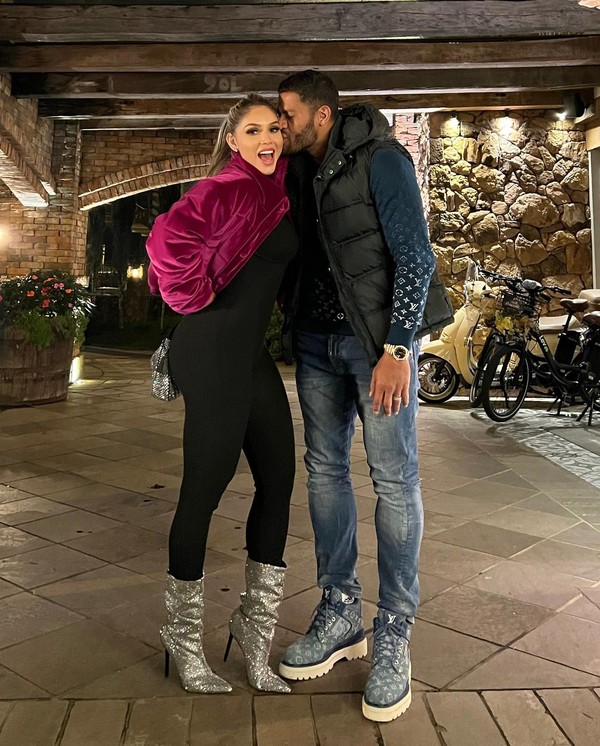 Hulk abre álbum romântico com Camila Ângelo: 'Minha eterna namorada'